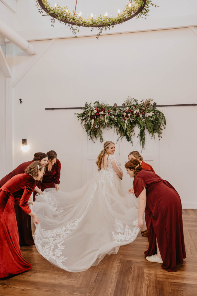 30 Must-Have Wedding Pose Ideas for Your Wedding Day